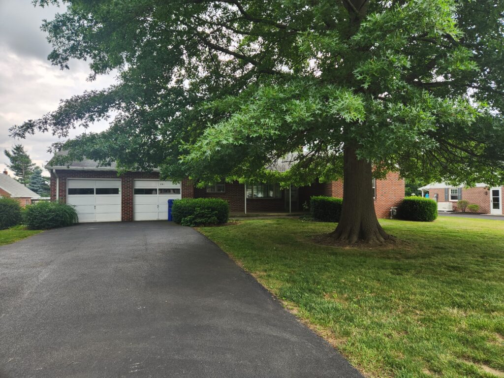 WELL-LOCATED BRICK RANCH HOME - Hess Auction Group WELL-LOCATED BRICK RANCH HOME - Hess Auction Group