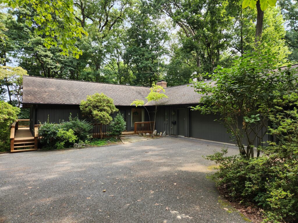 WELL-LOCATED 4 BEDROOM RANCH HOME - Hess Auction Group