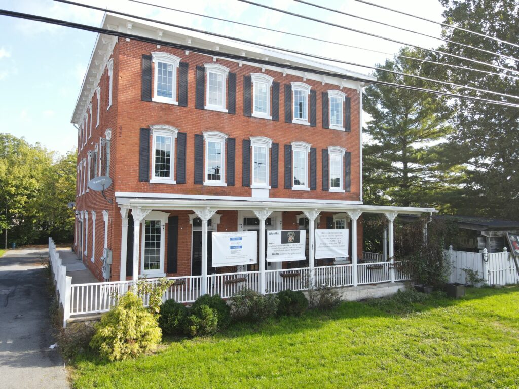 5 UNIT COMMERCIAL/RESIDENTIAL BUILDING (BLACK KNIGHT RESTAURANT) - Hess ...