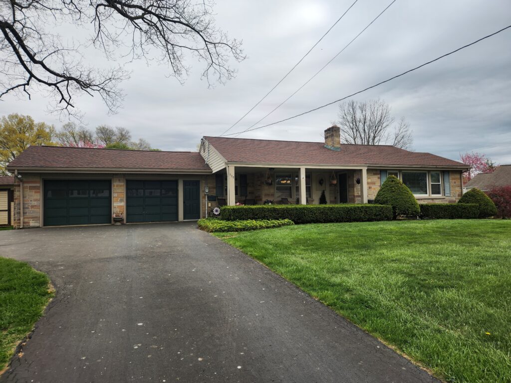 WELL MAINTAINED NEW HOLLAND RANCH HOME - Hess Auction Group