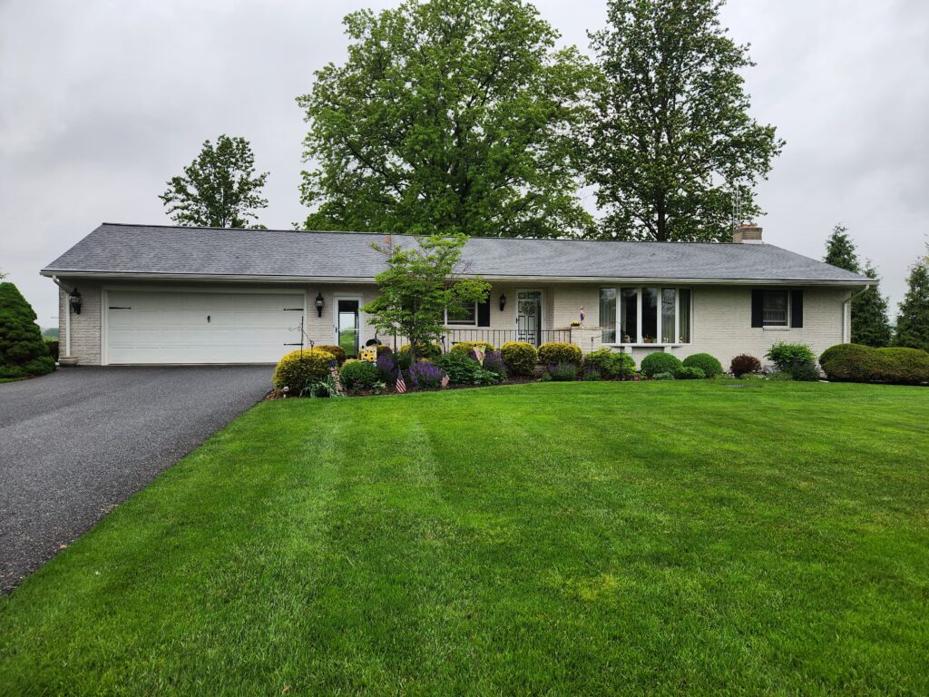 COUNTRY 3 BEDROOM RANCH HOME - Hess Auction Group