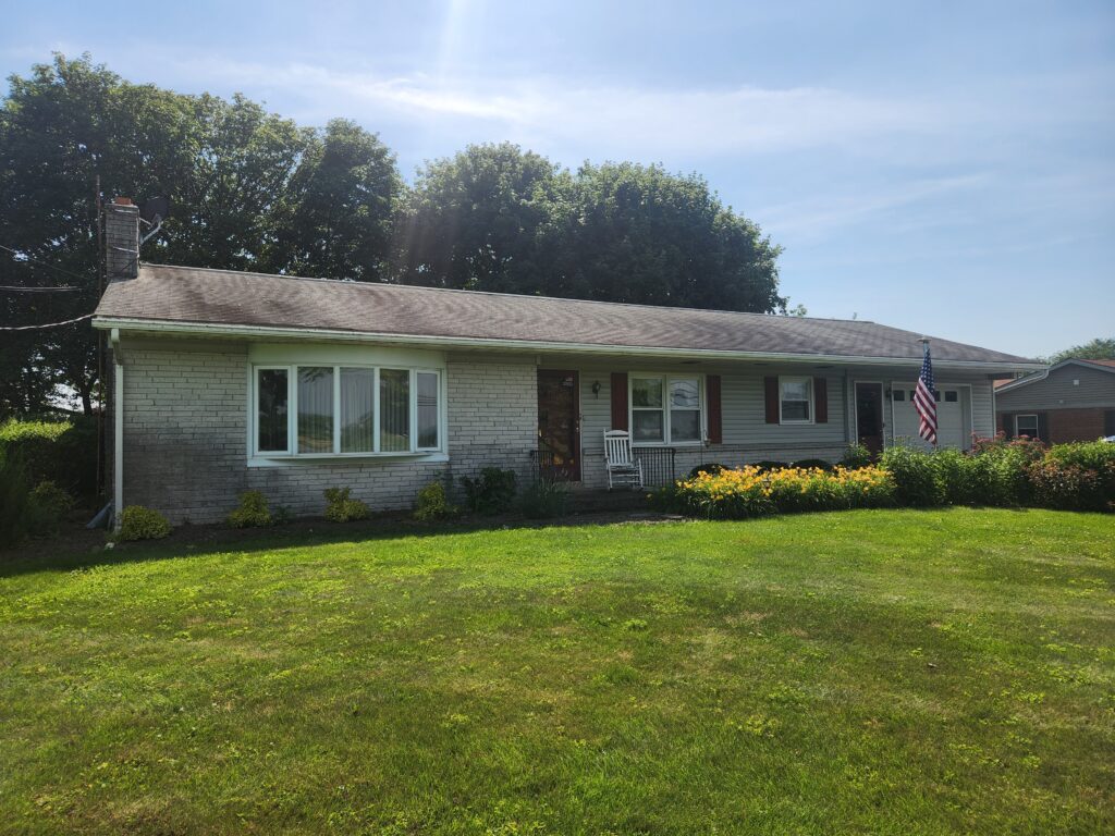 COUNTRY 3 BEDROOM RANCH HOME - Hess Auction Group